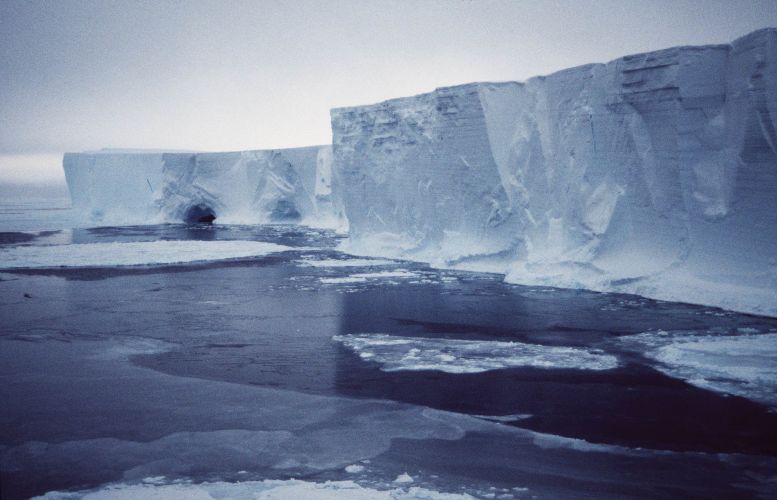 Iceberg Gigante Se Desprende Do Continente Antártico Fotos Ciência